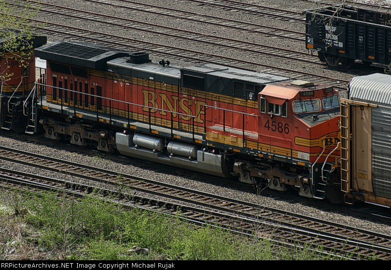 BNSF 4586
